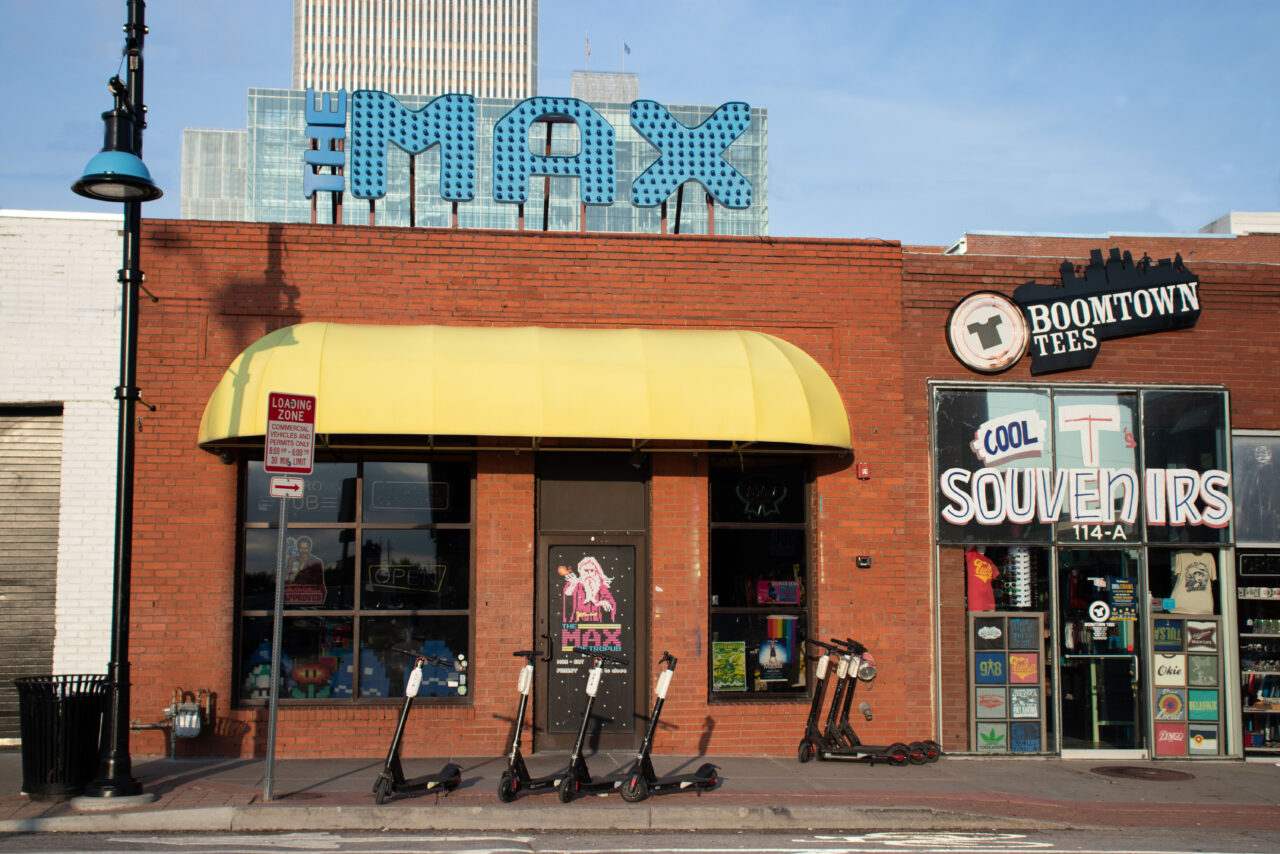 The Max Retro Pub - Blue Dome District